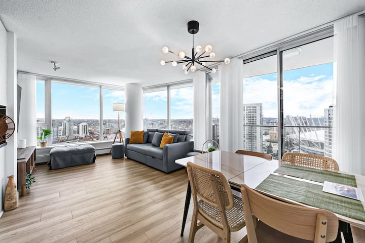 Stunning View-lavishly Decorated-centre Of Van - North Vancouver
