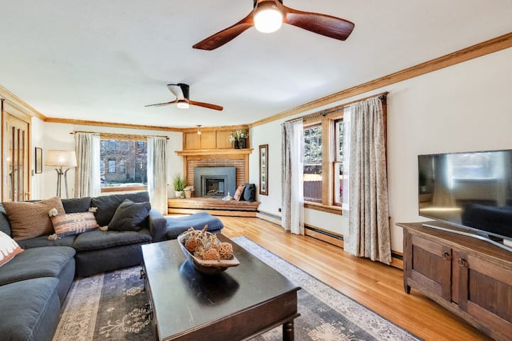 Spacious Urban Living With Prime Main St. Access - Bozeman, MT