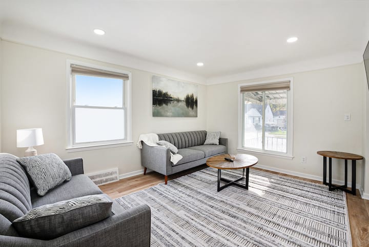 Crisp, Clean & Cozy In Royal Oak - Detroit Zoo, Royal Oak