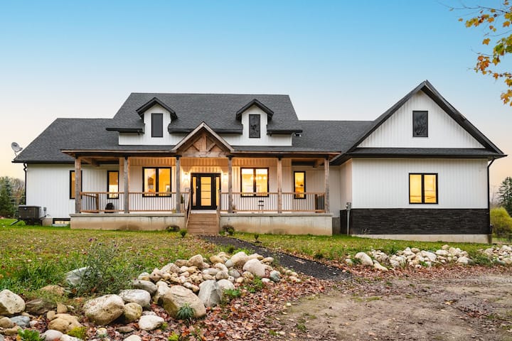 Main House,6 Person, 3bdrm@family Farmhouse Resort - Durham