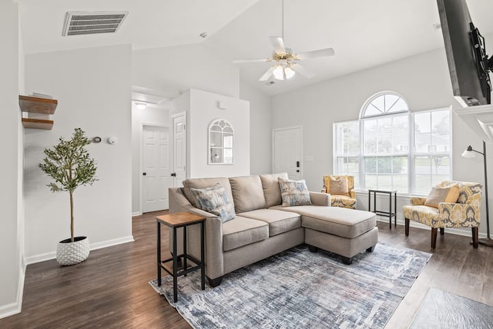 Charlotte Getaway: 3-bed Gem With Big Backyard - Piper Glen Drive – Charlotte