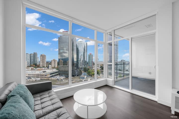 Bright 1b+1b Condo - Burnaby