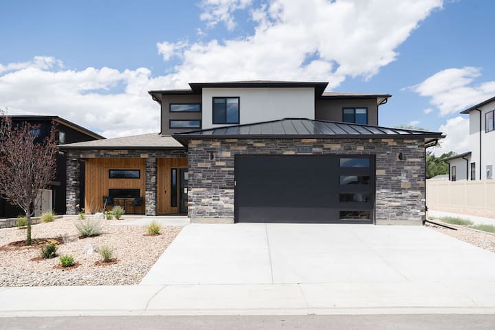 New Listing! New Custom Family Home In Central Gj - Grand Junction, CO