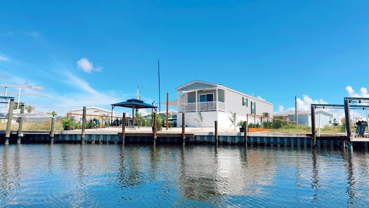 Charming Getaway Cozy & Central - Pine Island, FL