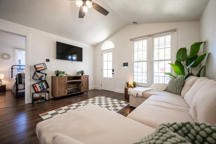 Core's Cottage - Home Awaits You - Indianapolis, IN