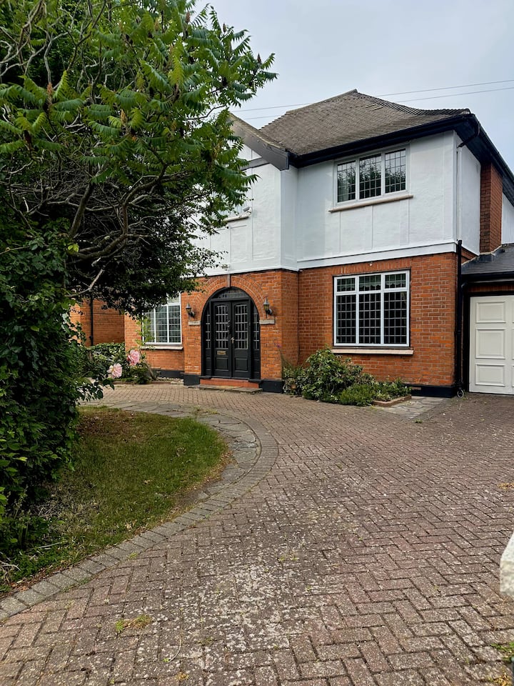 Classic 5-bed Houseterrace, Free Parking - Romford