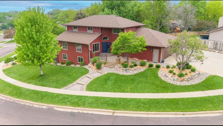 Large Gathering Home | Hot Tub - Harrisburg, SD