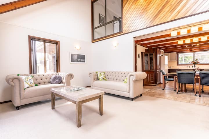 House With Beach Views & Fruit Garden - Binalong Bay