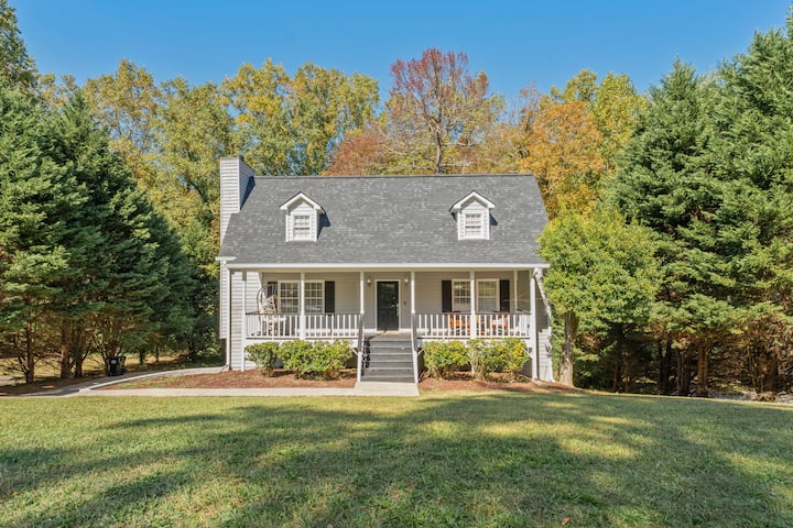 Chic Quiet Home For 7 Deck Porch - Pet-friendly - Kennesaw, GA