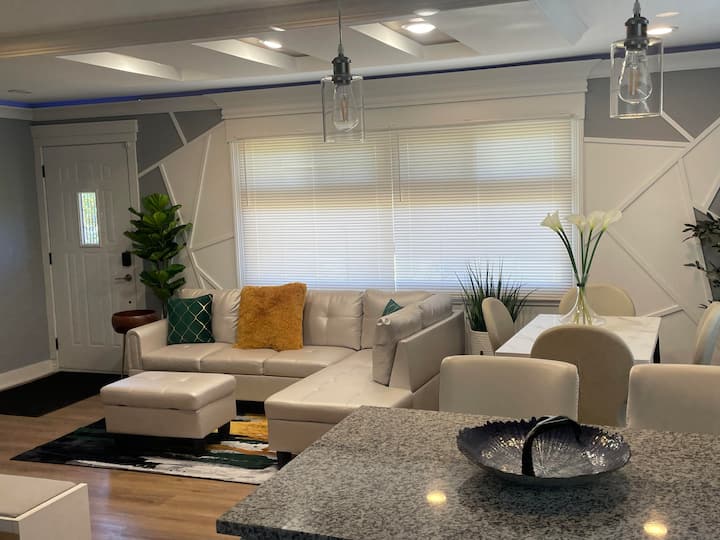 Modern Oasis Getaway Home.
Free Cancellation - Homewood, IL
