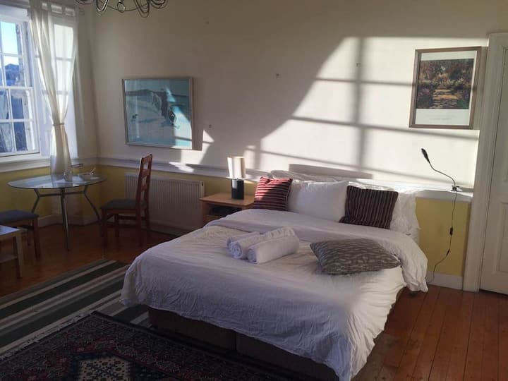Large Sunny Room On Royal Mile - Edimburgo