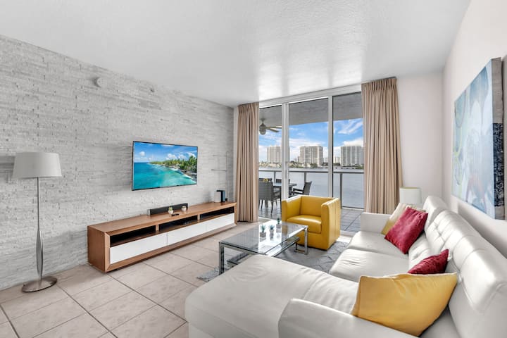 Spectacular 2 Br Bay Views - Sunny Isles Beach, FL