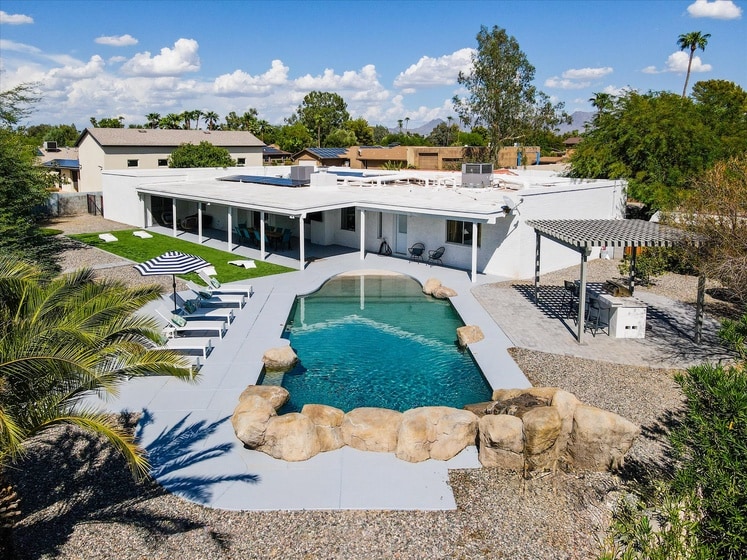 Sprawling Home:Heated Pool,Pickleball,Games Galore - Houses for Rent in ...