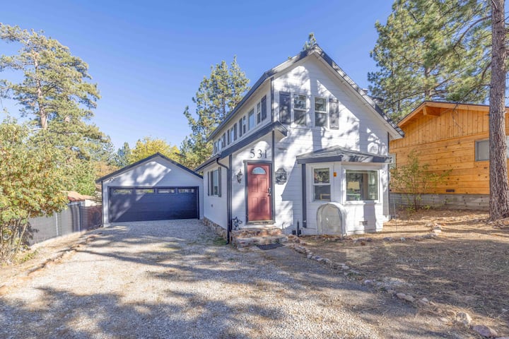 Bear Hug Cabin- New! Centrally Located! - Big Bear Lake, CA