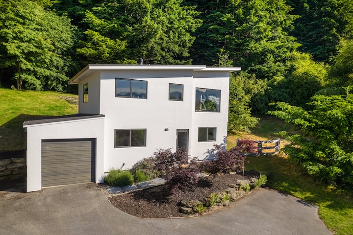 Treeline Retreat With Forest And Lake Views - Queenstown