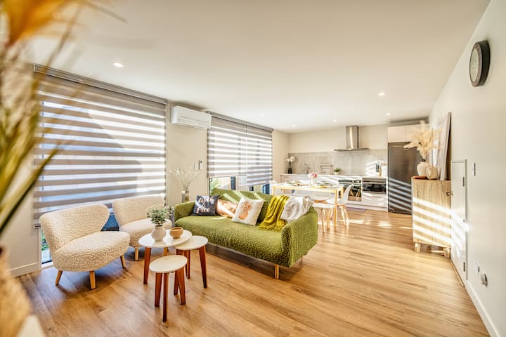 3 Bed Home With Pool Table Near Westfield Mall - West Coast