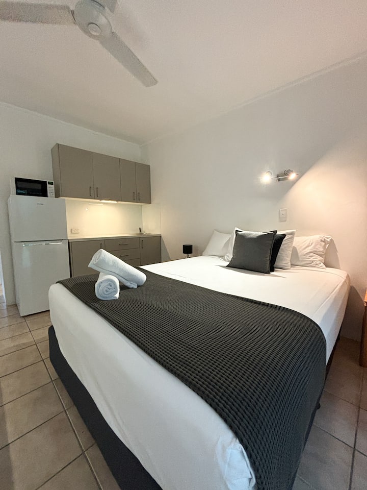 Superior Queen Studio At Amaroo - Picnic Bay