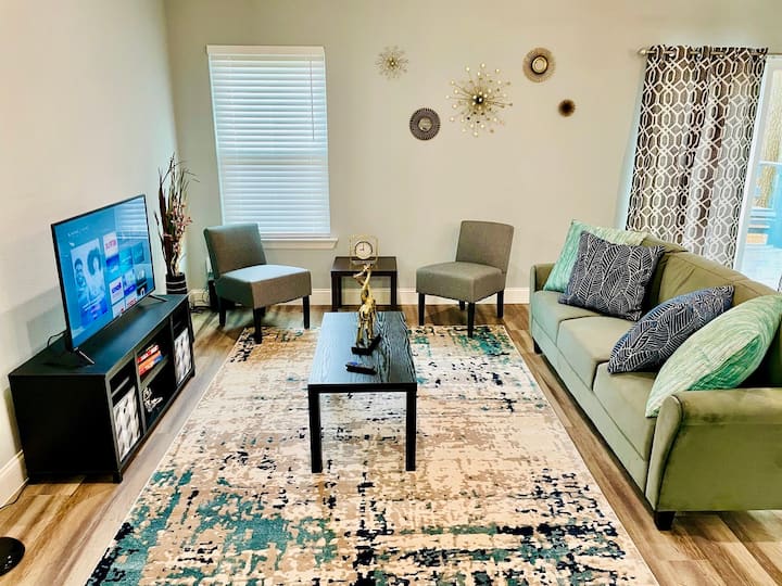 House 3-bed 2-bath Free Parkng - The Woodlands, TX