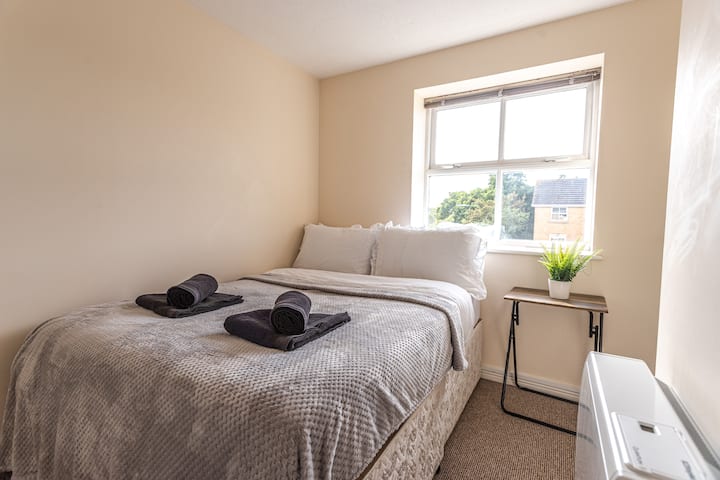 Thorley*north Swindon*sleeps 4*2 Bedrooms*parking - スウィンドン