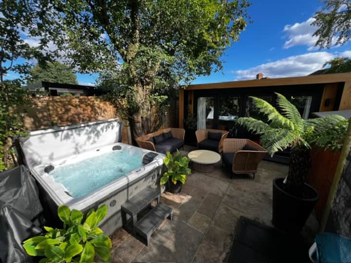 4 Bed House + Hot Tub/fire Table - Thames Ditton