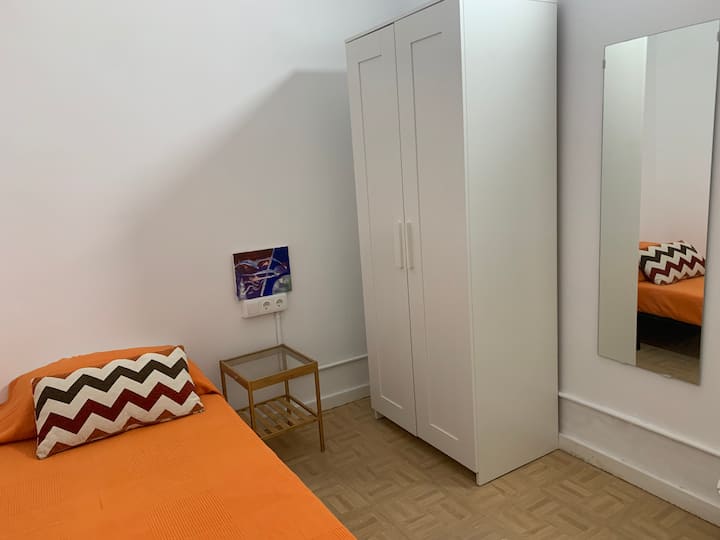 Habitación Individual En Piso Grande Y Centrico - Barcelona