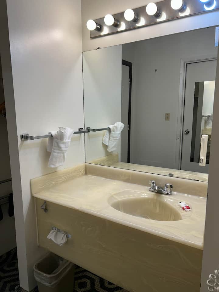2 Queen Bed & Hot Breakfast - Medicine Hat