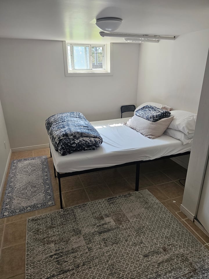 Basement Bachelor With Garden - Dorval