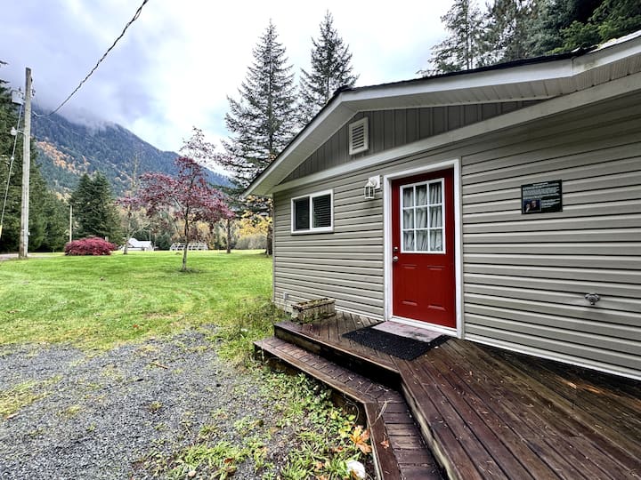 *Mountain View Guesthouse Getaway - Cultus Lake