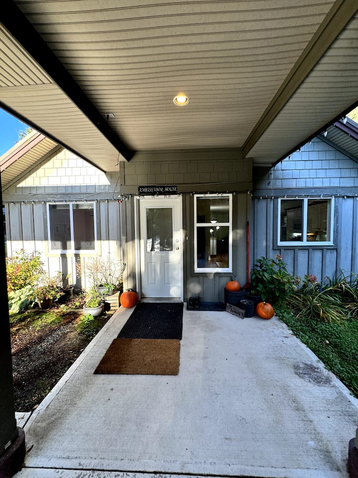 *Charming Furnished Gatehouse - Cultus Lake