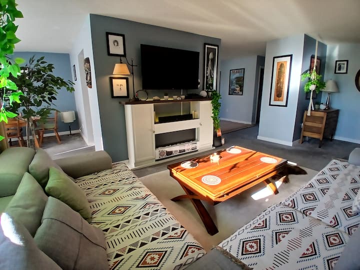 Waterfront & Spacious 2 Bedroom Condo - Victoria