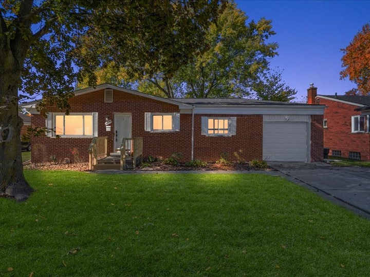 Great Location! 
Cozy Family Home In Young City - Livonia, MI