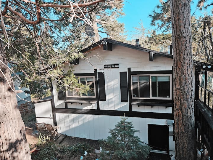 The Treehouse Hideaway - San Bernardino, CA