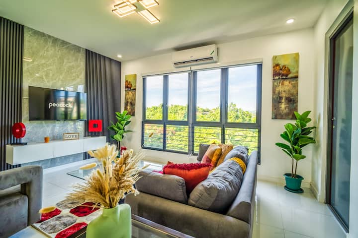 Regal Escape Kingston
(Formerly De Luxe Retreat) - Kingston