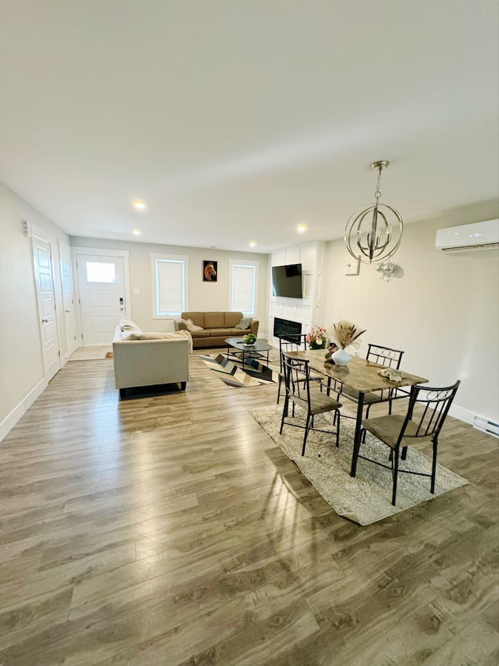 Stylish, Spacious And Private Home In Moncton - Moncton