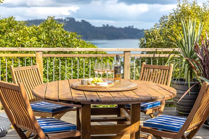 Seahorse Cottage - Overlooking Onetangi Beach - Waiheke Island