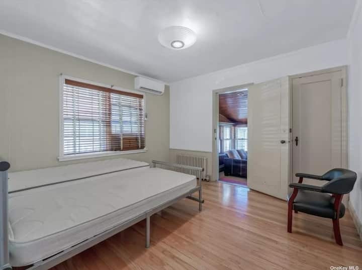 Close To Lirr And Airport. - Mineola, NY
