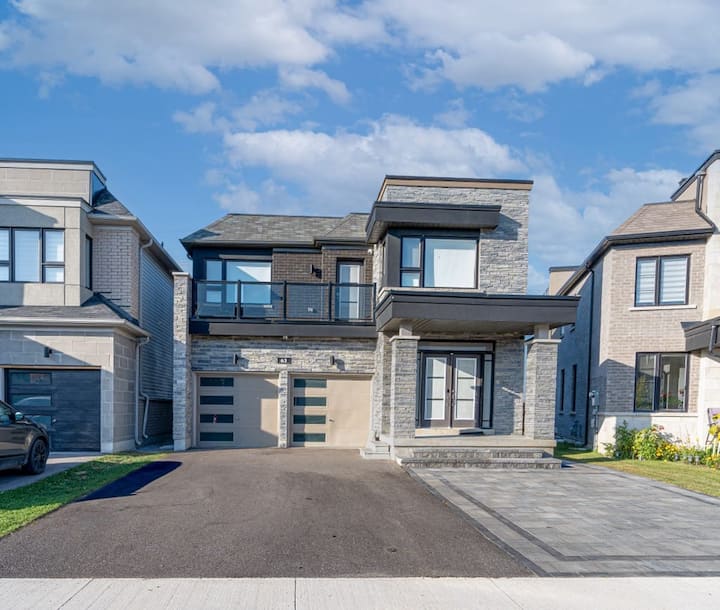 Modern 4 Bedroom Lakeside Home - Newcastle