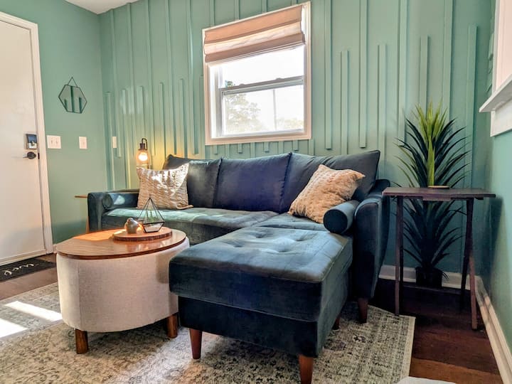 Stylish, Peaceful Guesthome - King Bed, Fast Wi-fi - Douglasville, GA