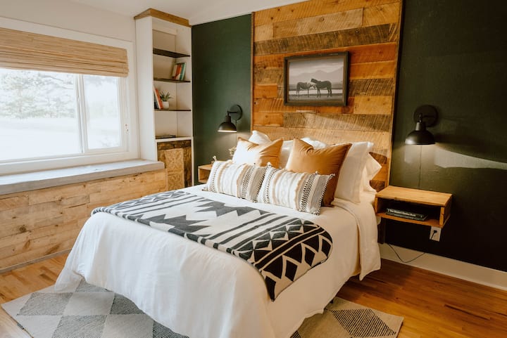 Tranquil Forest Retreat Spa & Design - Black Forest, CO