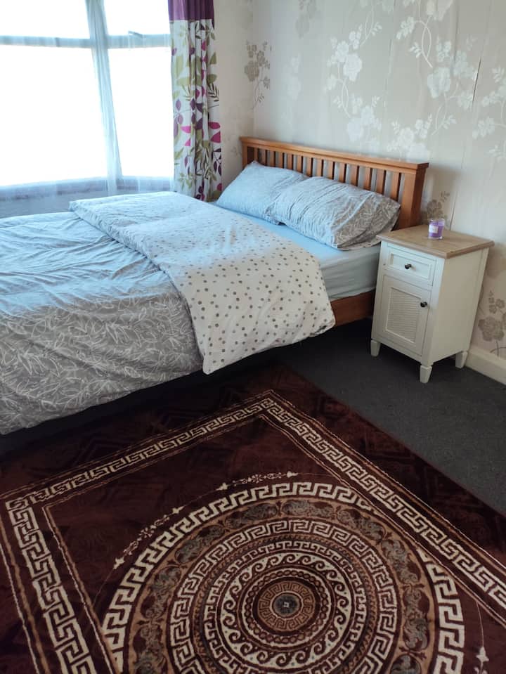 Cozy King-size Bedroom - Doncaster