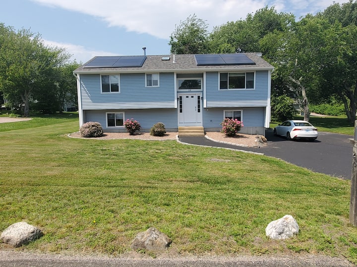 Narragansett, Bonnet Shores - Walk To The Beach! - Narragansett, RI
