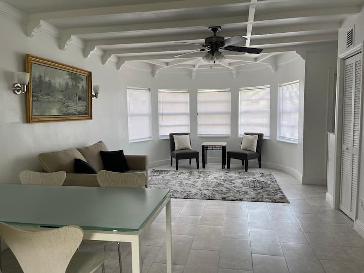 Lovely 2 Br Condo Near The Ocean - West Palm Beach, FL