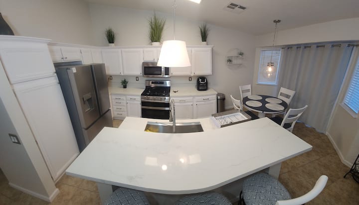 Serene, Comfort & Security-4 Br/2 Ba, 2garage/6bed - El Centro, CA