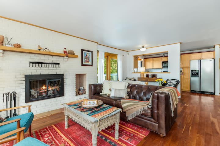 Santa Fe Retreat W/ Hot Tub, Views & Pet Friendly - Santa Fe, NM