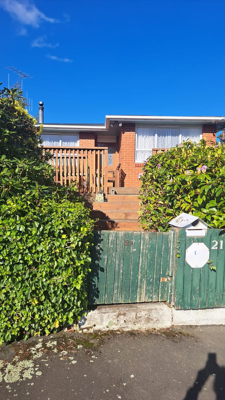 Cozy 3-bedroom Home - Dunedin