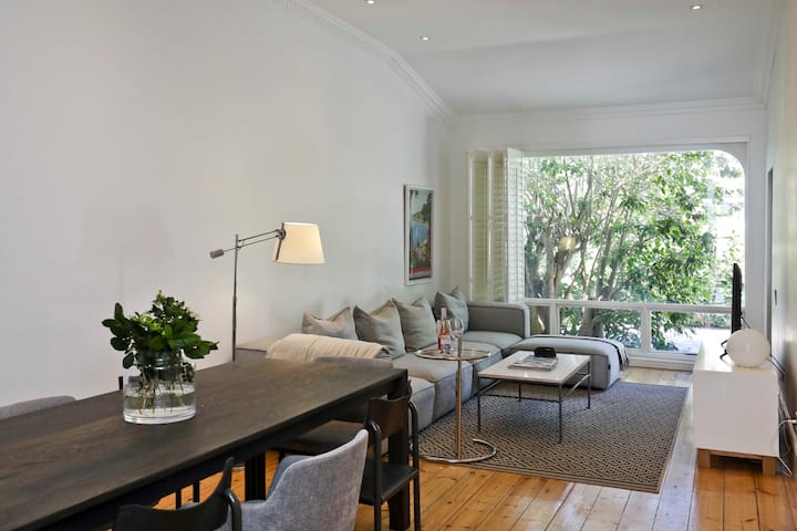 Pretty Cottage In Fresnaye - Cape Town