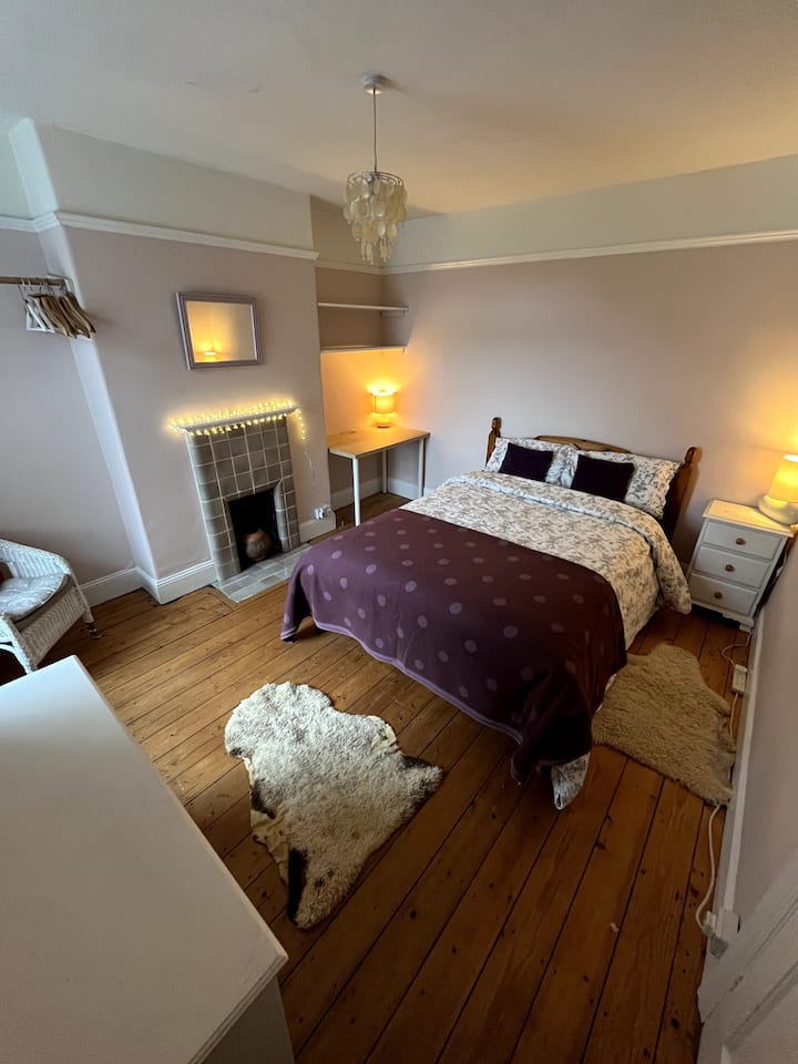Double Bedroom, Private Bathroom - Totnes