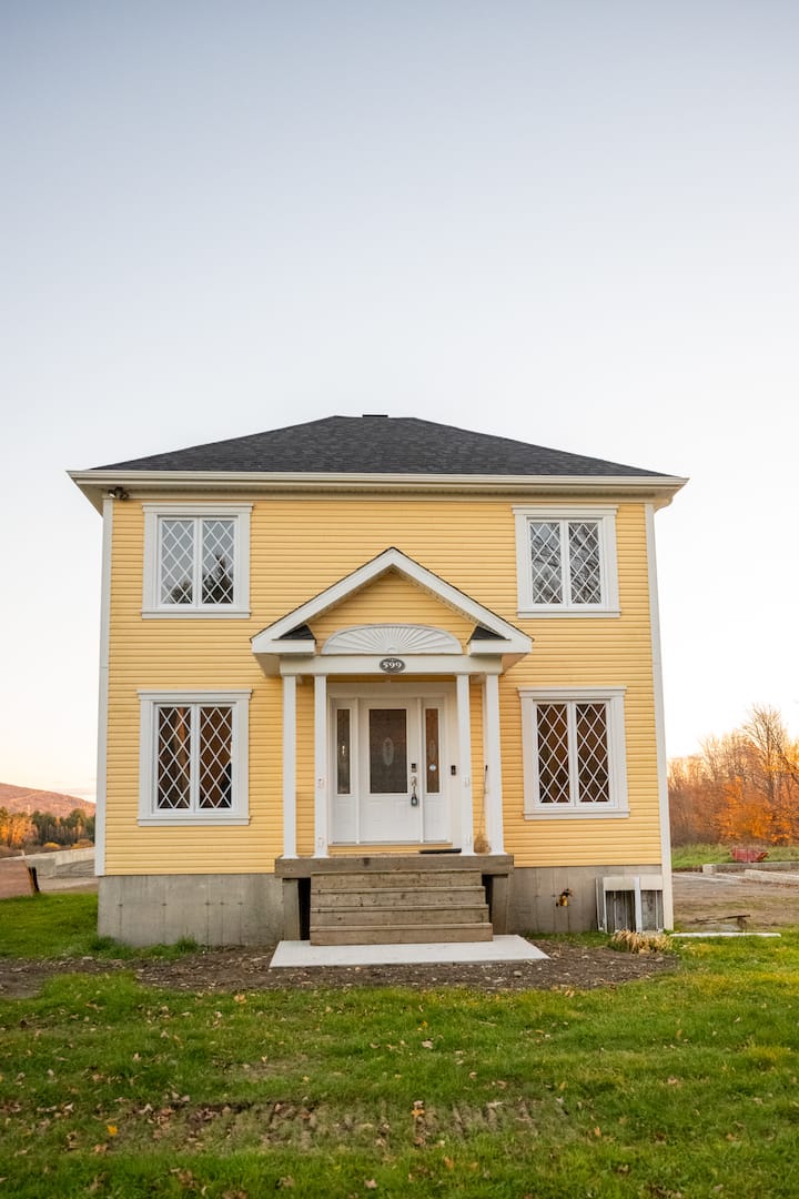 Cozy Farmhouse With A Great View - Granby