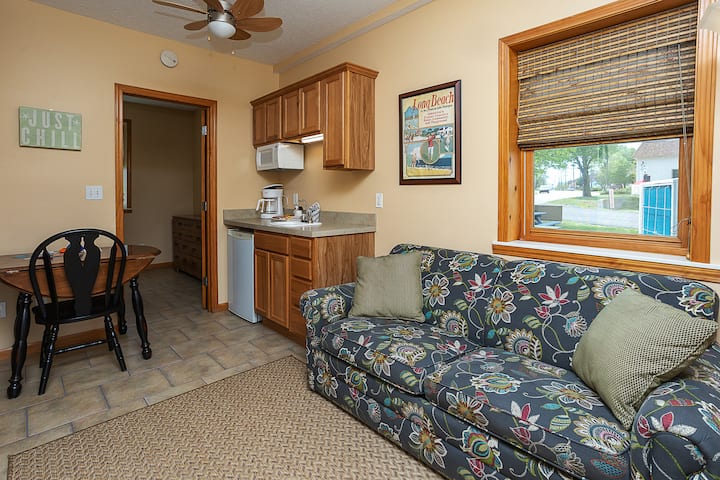A Suite Place .5 Mi To Beach 13 - Michigan City, IN