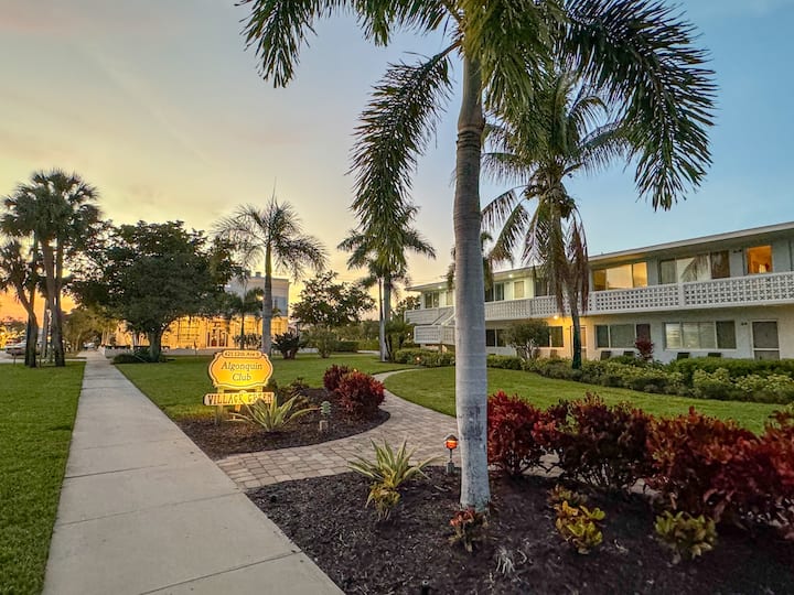 Updated Condo In Olde Naples. Walk To The Beach. - Naples